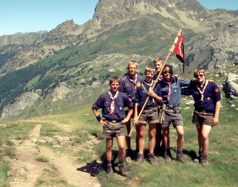 Boys in short shorts: Fit scouts