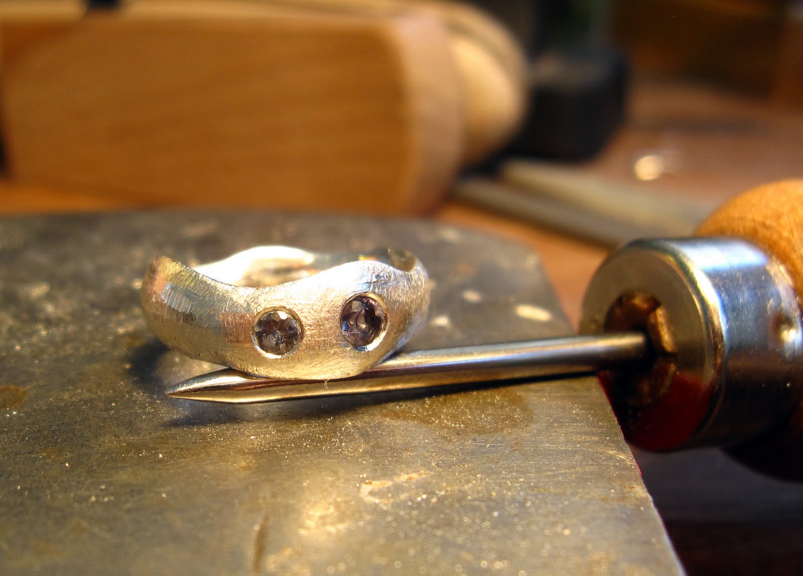 Tales about enchanted jewellery: Flush-setting at last!