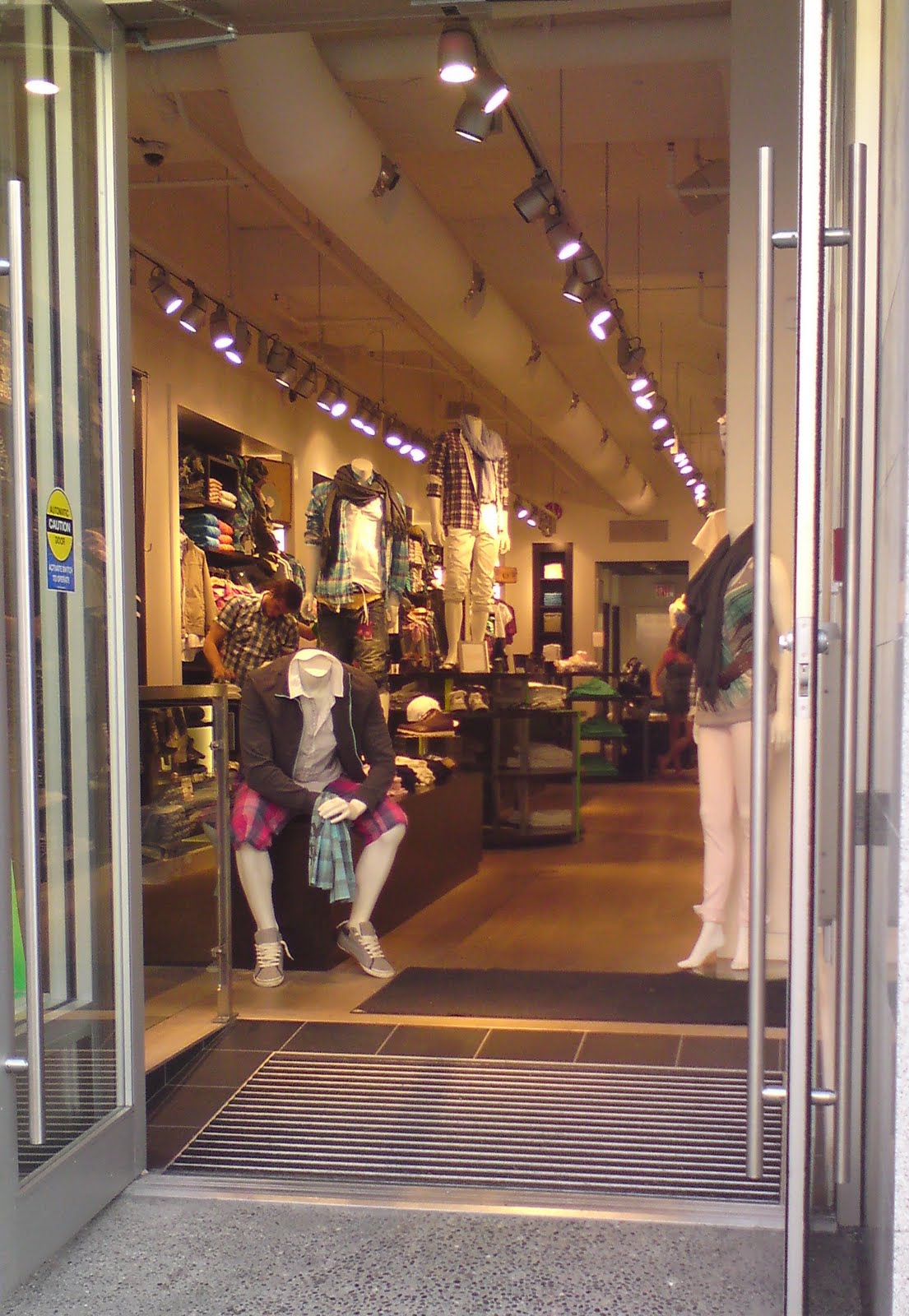 Retail Do's and Dont's: Do and Don't: Shop Layout Entryway