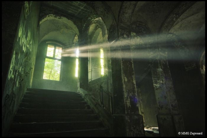 Fresh Pics: 50 Beautiful Examples of Urban Decay Photography