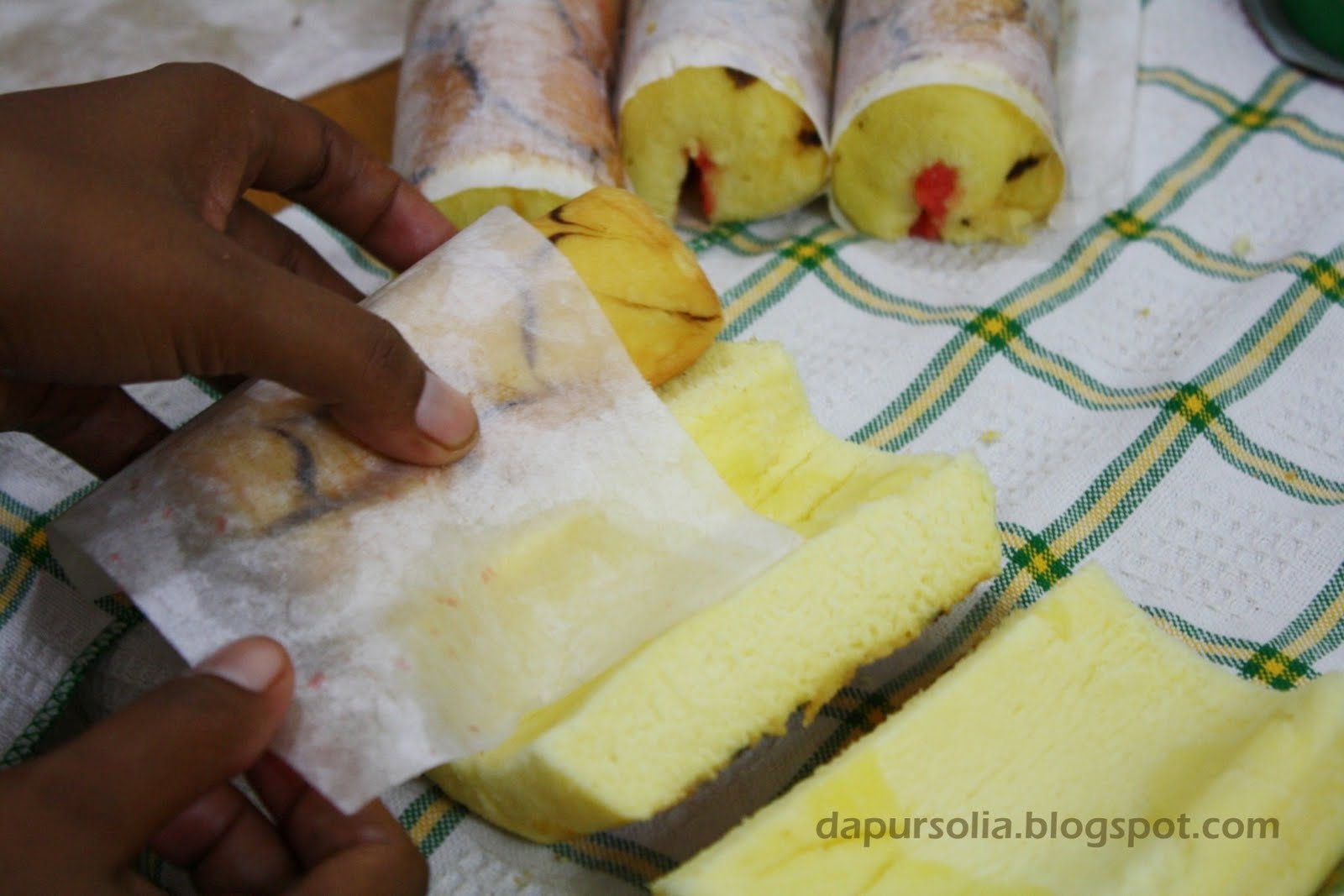 ** DAPUR SOLIA **: Bolu Gulung Mini