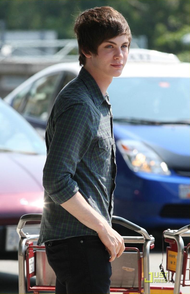 Putikus.Blogspot.Com: Justin Bieber VS Logan Lerman