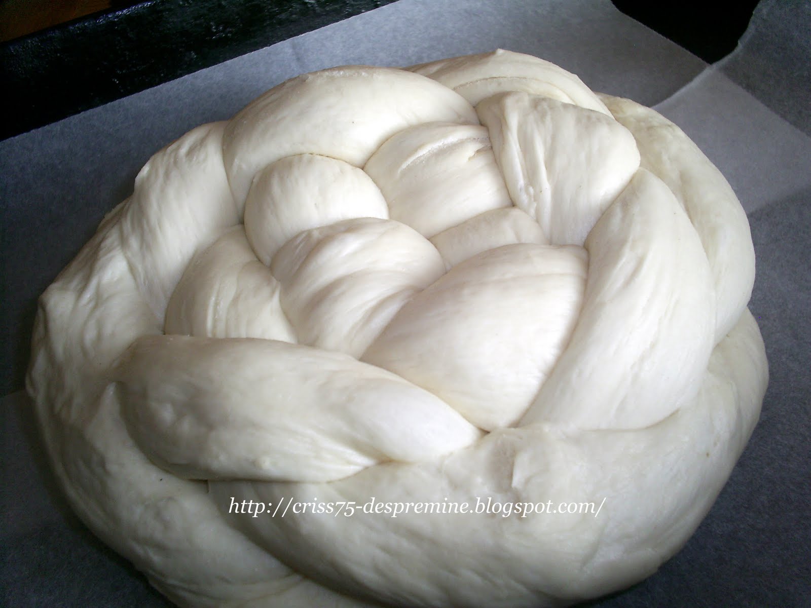 Arome si culori : Paine rotunda impletita