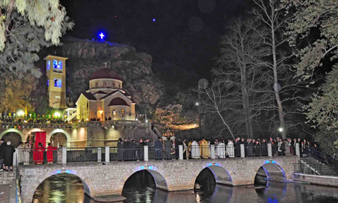 ΦΛΟΓΑ - ΚΥΡΙΟΥ: Για αγίασμα στην Παναγιά στο Κεφαλάρι Άργους