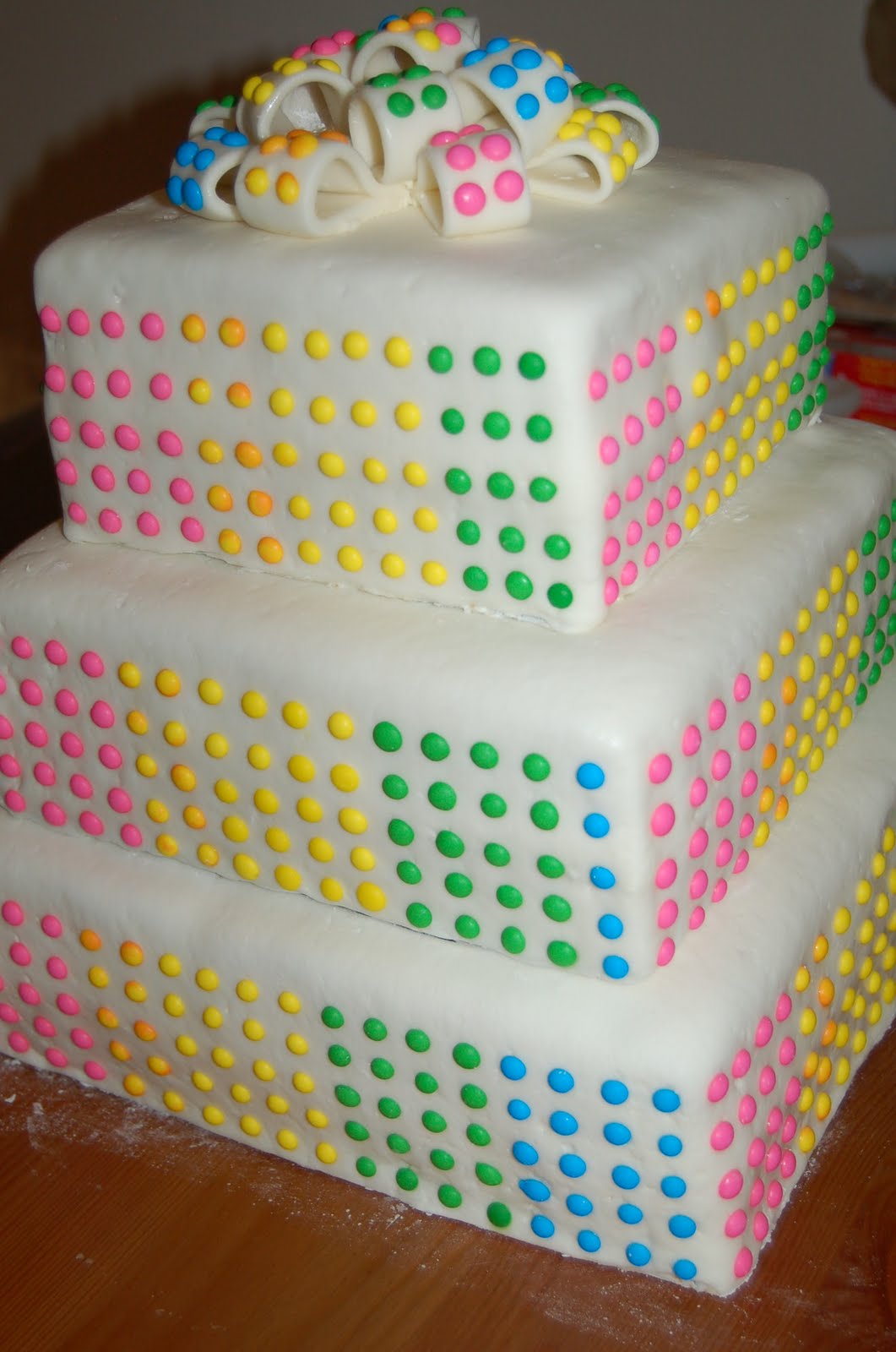 Gracie's Cakes: CANDY DOT CAKE