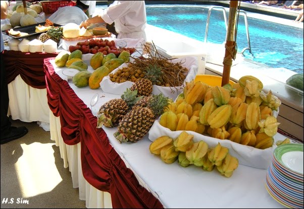 CRUISE AROUND THE WORLD: Tropical fruit buffet 23rd March