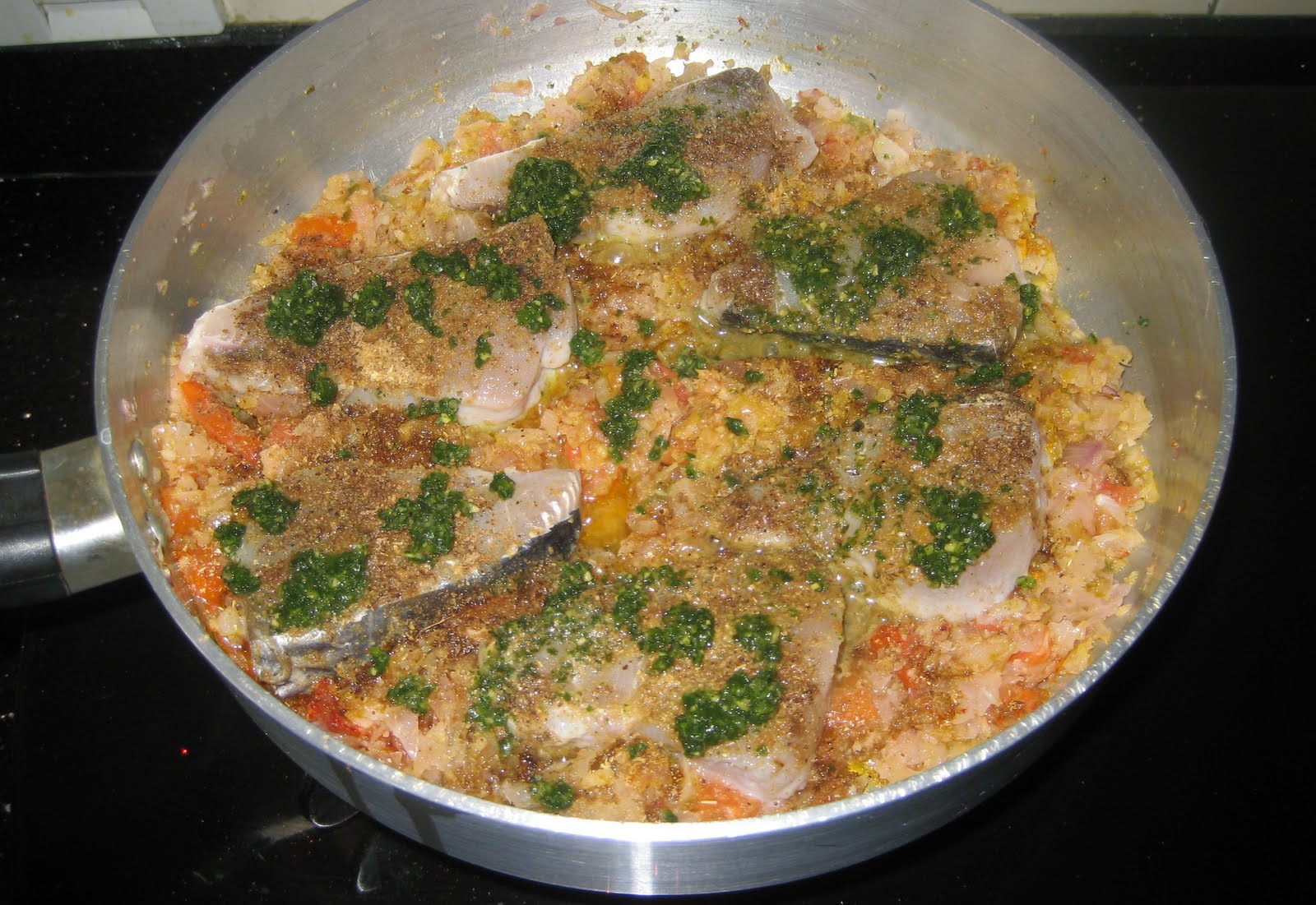 Sindhi Food Mazaa: BASARA MEI SEYALA MACHI ( Fish with Onion Masala)