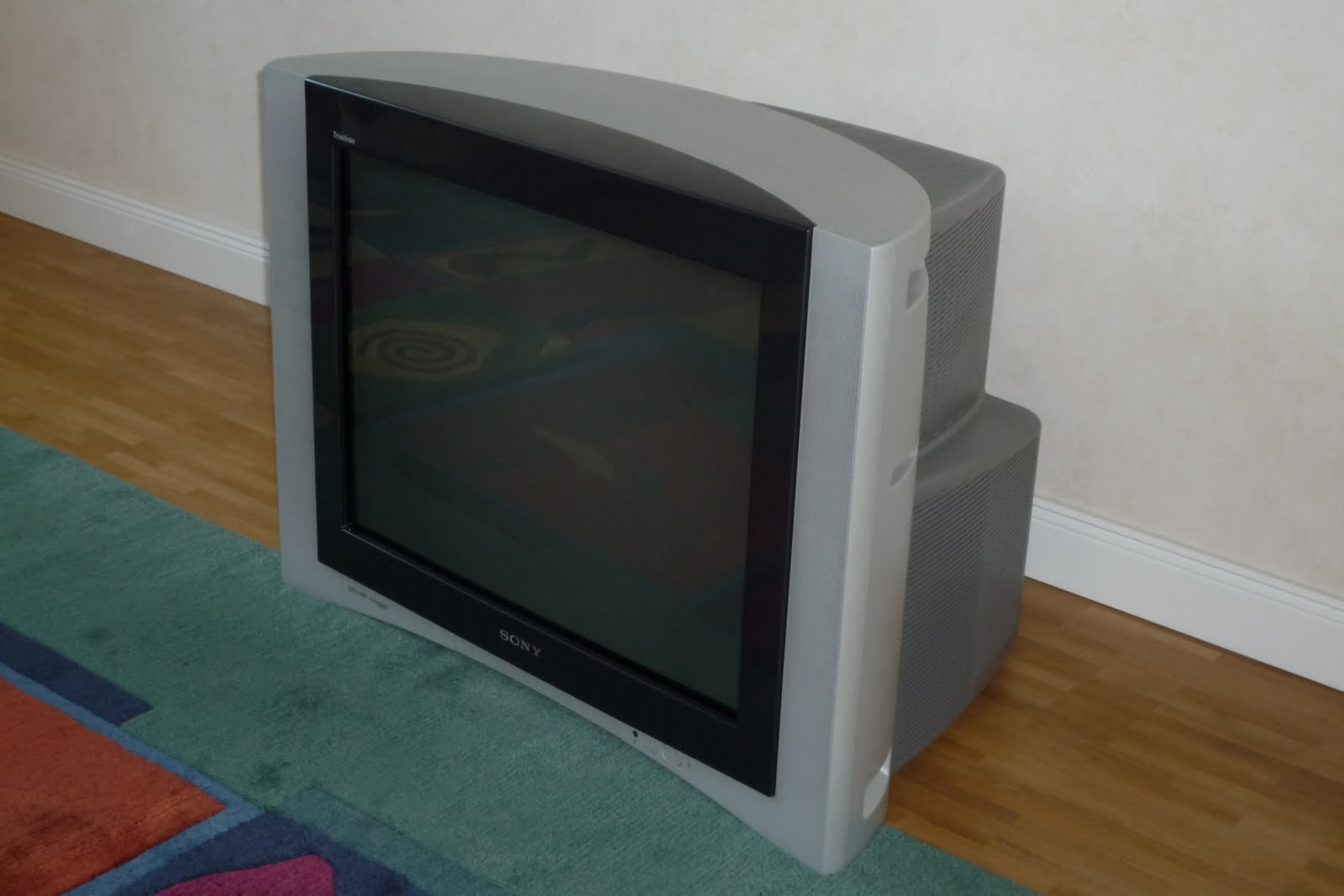 DOWNSIZING SALE: SONY TRINITRON COLOR TV and tempered glass stand