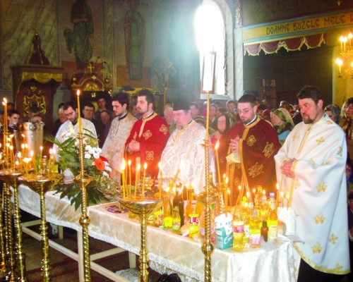 Candela aprinsă: Cum întrebuinţăm untdelemnul de la Sfântul Maslu?