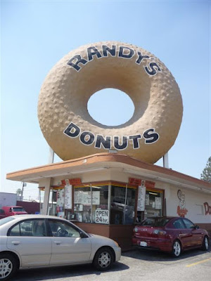 Experiencing Los Angeles: Randy's Donuts