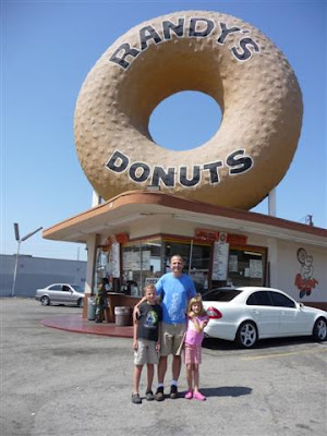 Experiencing Los Angeles: Randy's Donuts