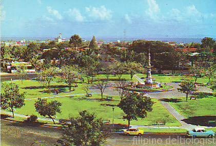 The World Thru Postcards: M1201: Fuente Osmena Park Postcard