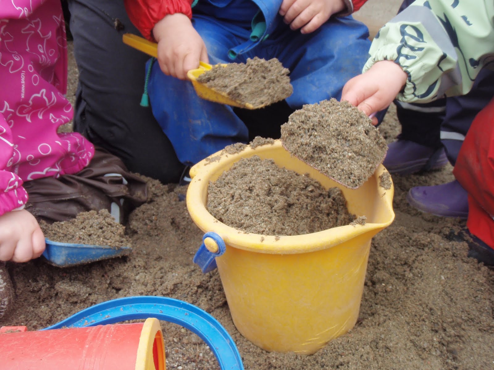 Norlandia Myrertoppen barnehage: Lage sandkake sammen