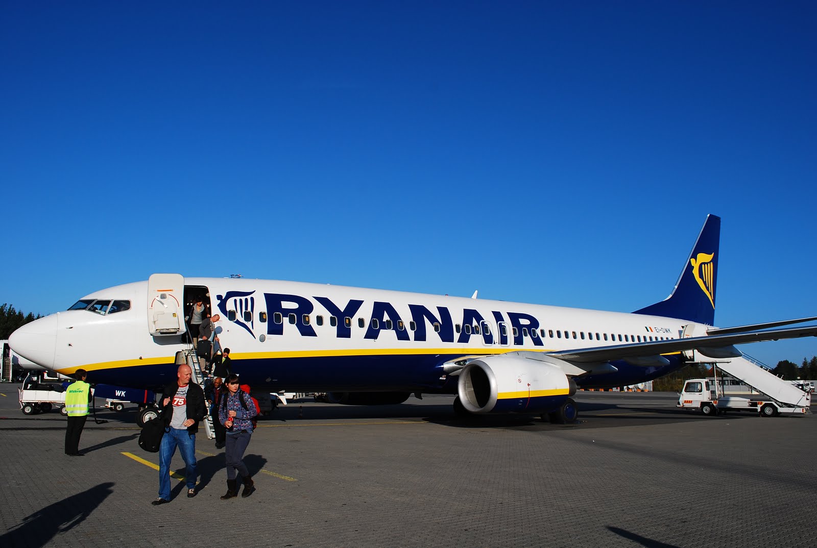 Aeroplane spotting (Photograph): Ryanair Boeing B737-8AS (EI-DWK ...