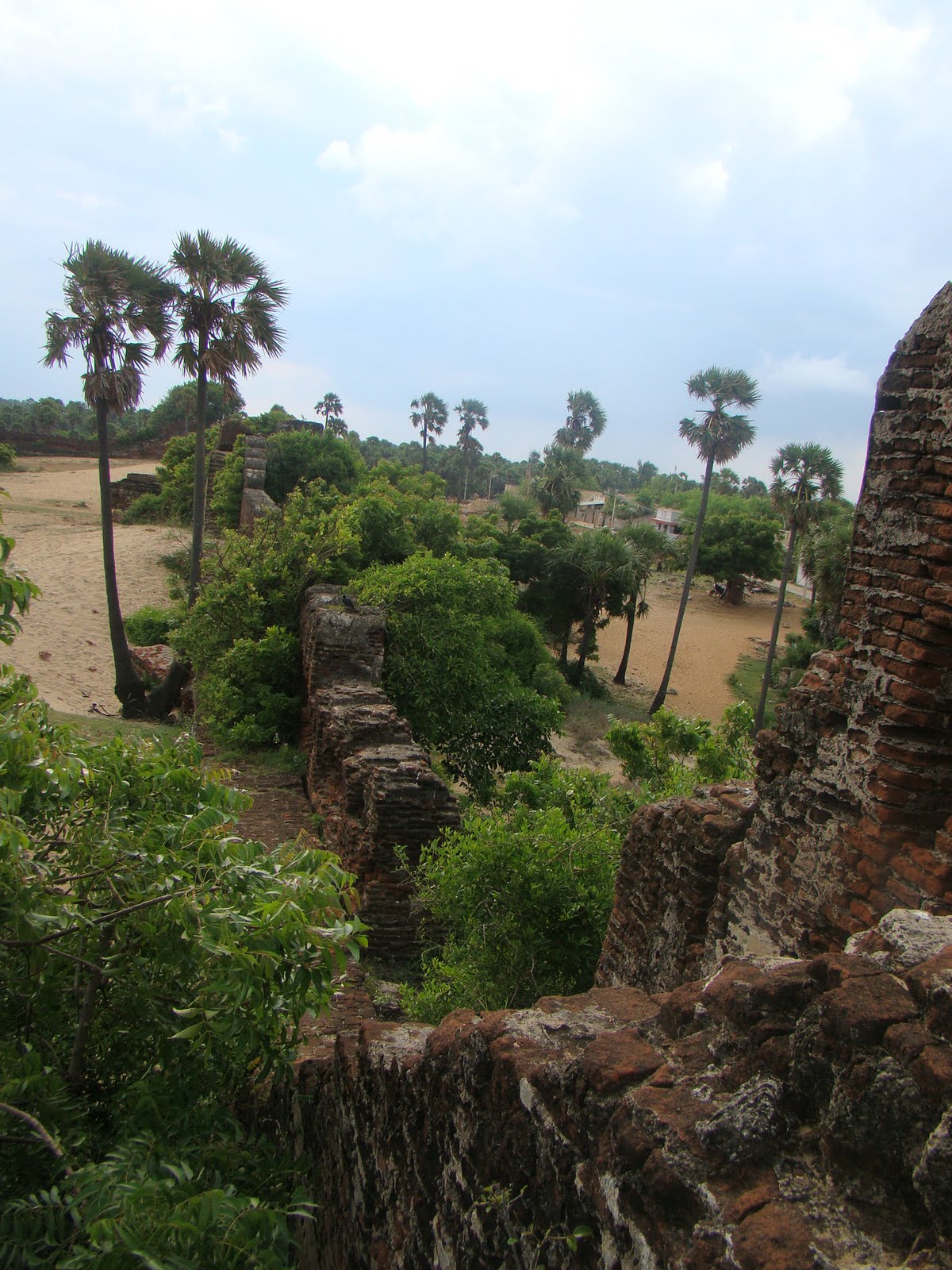 The Wanderlust: A sneak into the past.. Alamparai Fort