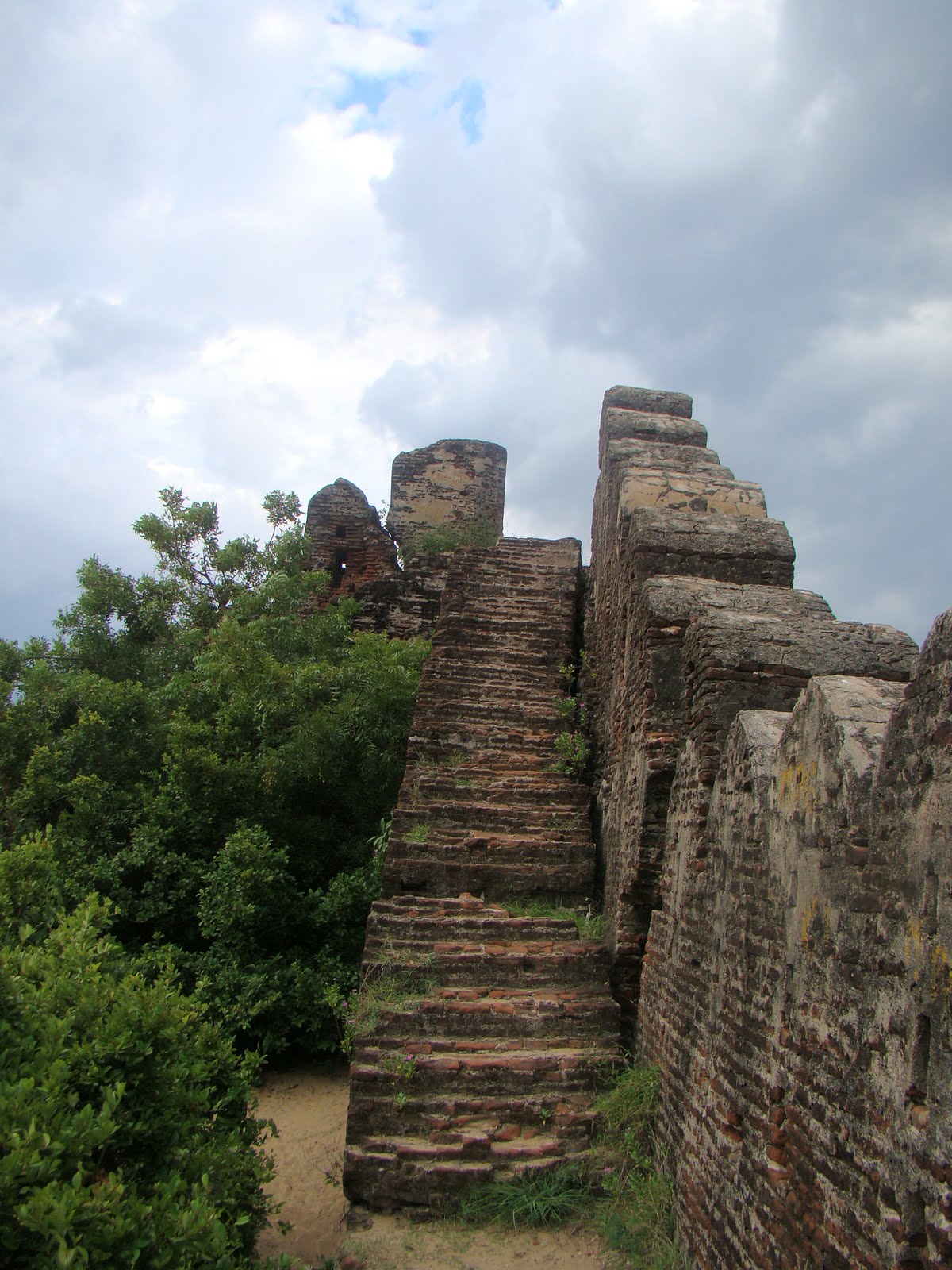 The Wanderlust: A sneak into the past.. Alamparai Fort