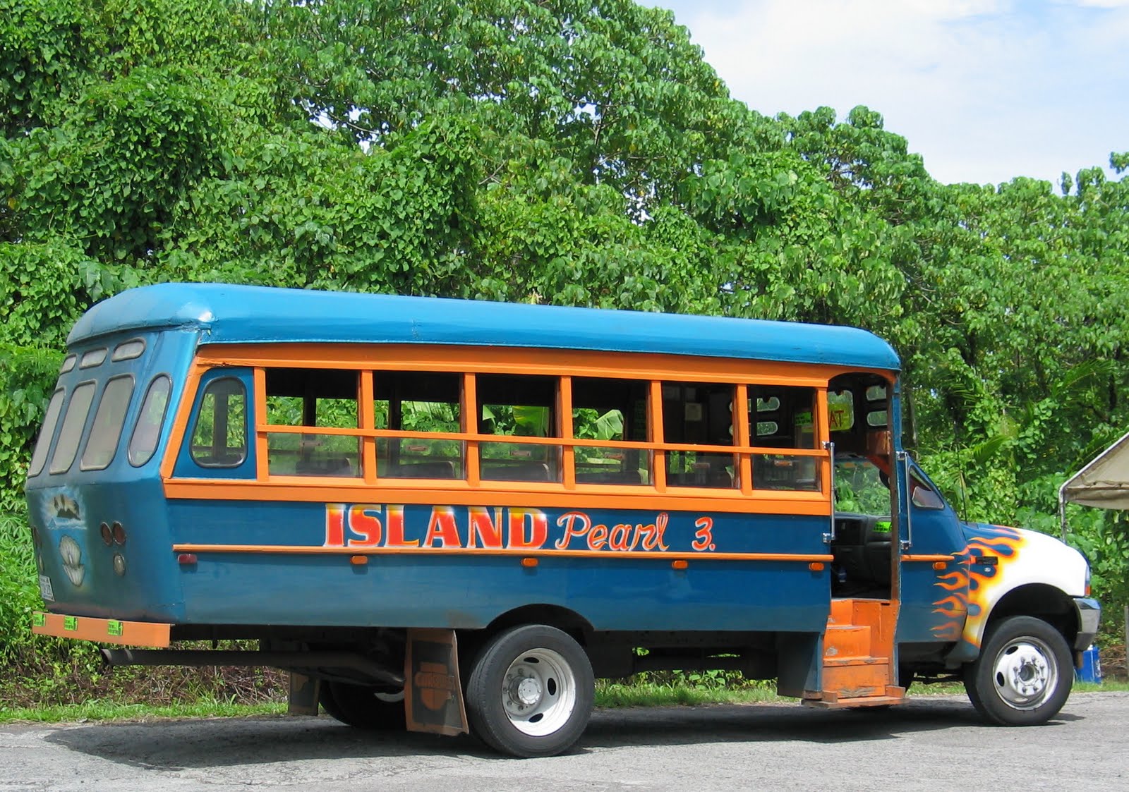 Mission and beyond: I fiafia (like) aiga buses