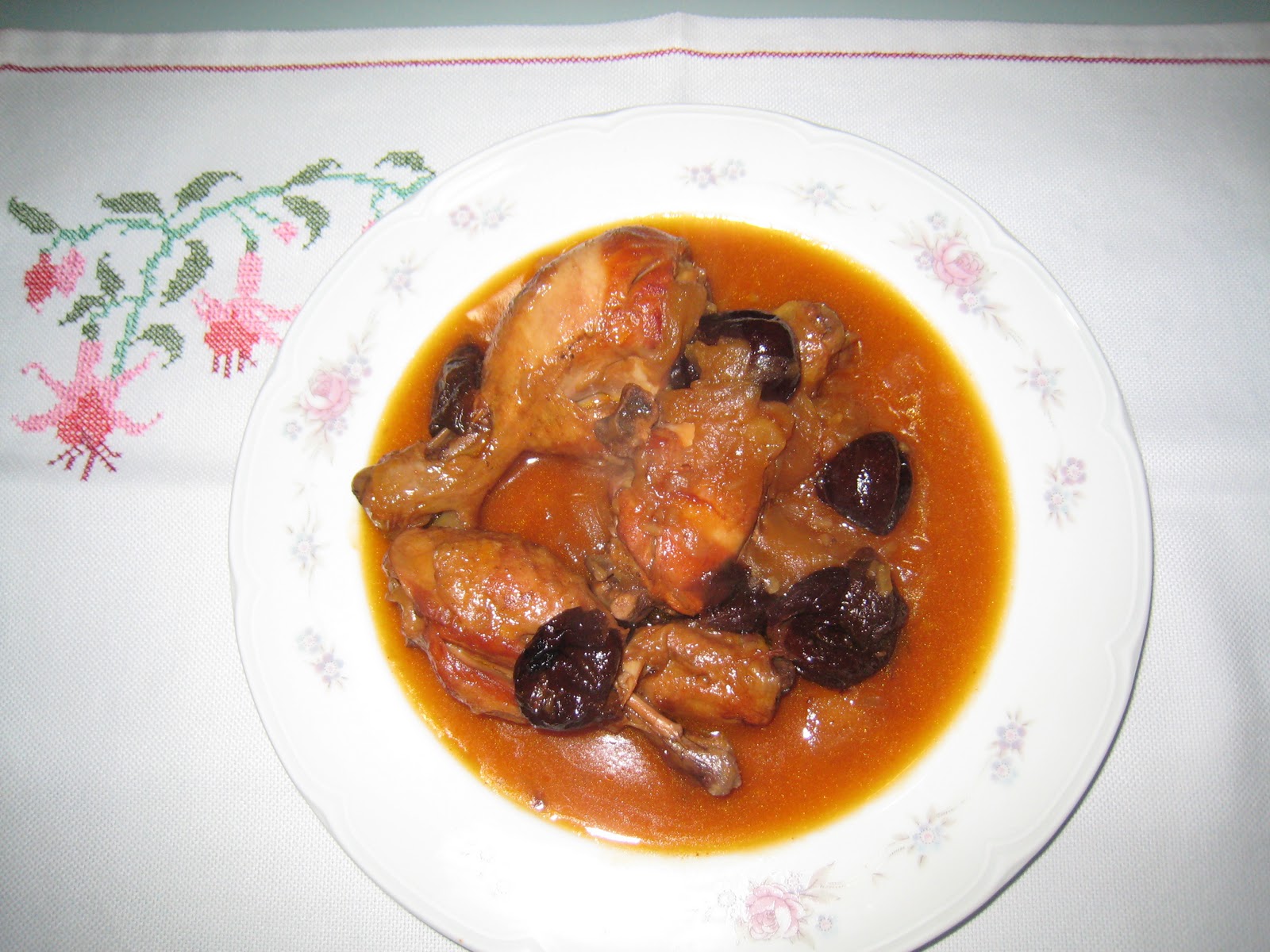 .: Pollo con ciruelas