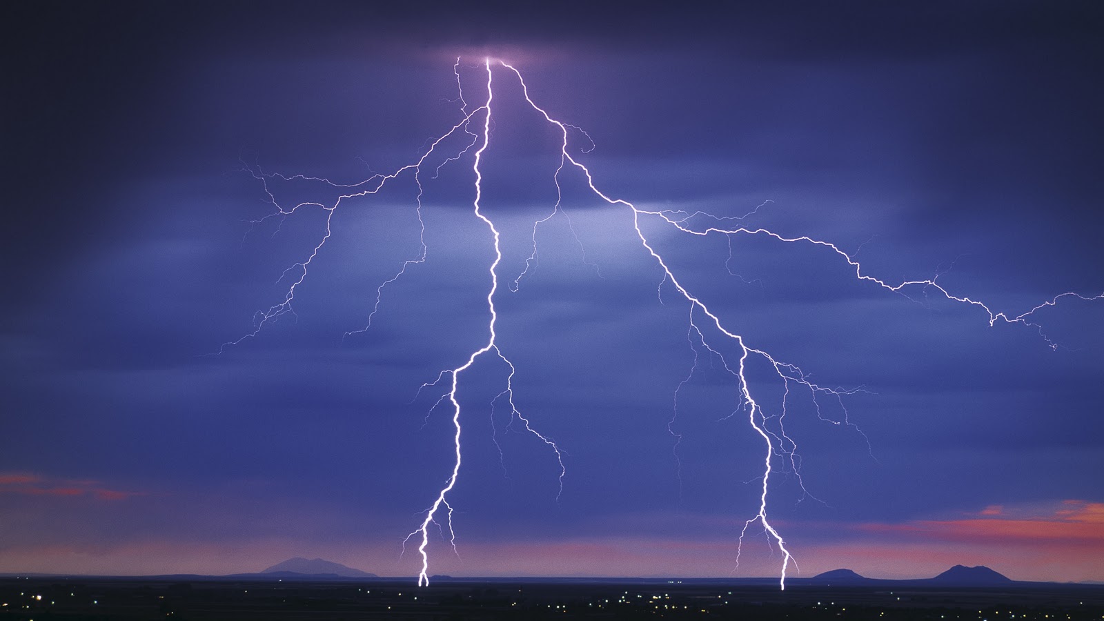 Wonderful picture showing the greatness and the length of lightning and ...
