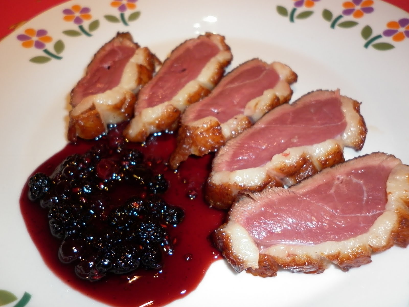 Espe Saavedra, en la cocina: MAGRET DE PATO CON SALSA DE FRUTAS DEL BOSQUE