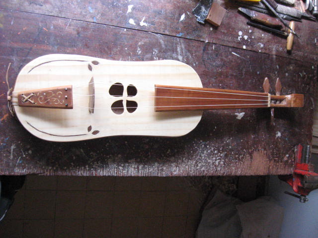 Barro e Cordas: VIOLA MEDIEVAL feita por Valmir Rosa