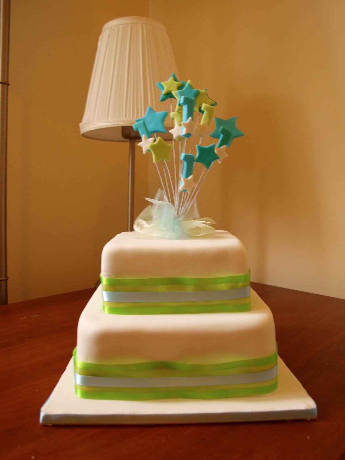 Takes the cake: Exploding stars cake