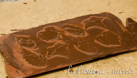 Un parell de cops perquè quedi ben repartida dins el motlle. Espereu ...