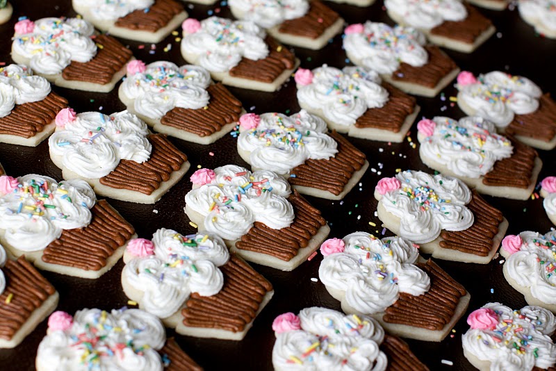 Jenny makes Cupcakes and Cookie Cupcakes!