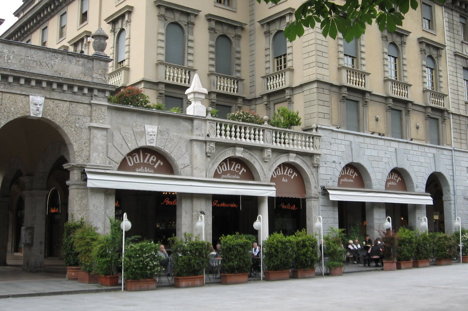 Prosecco or pastries at Balzer |Best of Bergamo