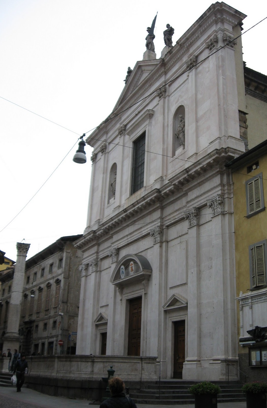 Sant’Alessandro column signposts Bergamo church |Best of Bergamo