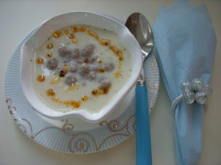 Bir Dut Masalı: VALİDE SULTAN USULÜ,MİSKET KÖFTELİ YOĞURT ÇORBASI