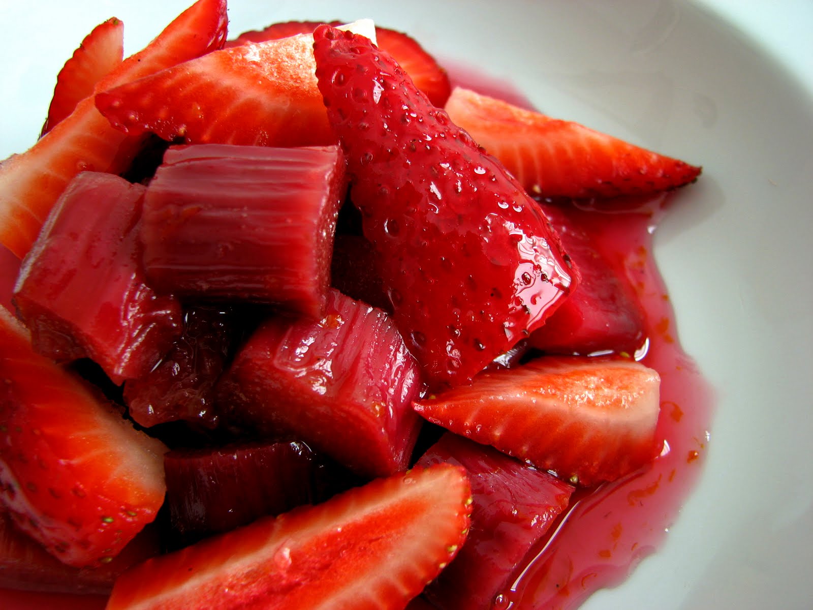 :pastry studio: Rhubarb Compote with Strawberries and Cream