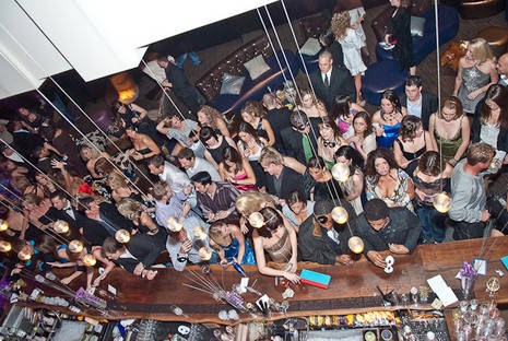 Twitter is a bar and other Social Network metaphors