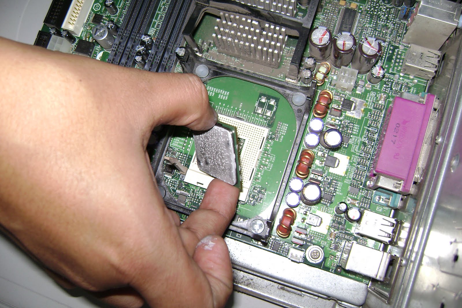 PASOS PARA DESARMAR Y ARMAR UNA PC OMEGA