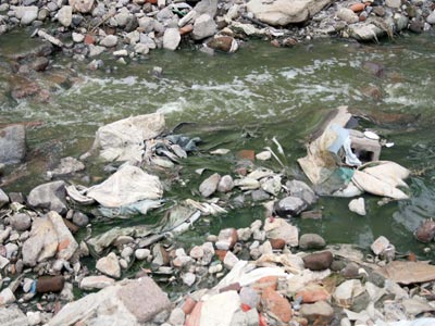 la basura: la basura en los rios
