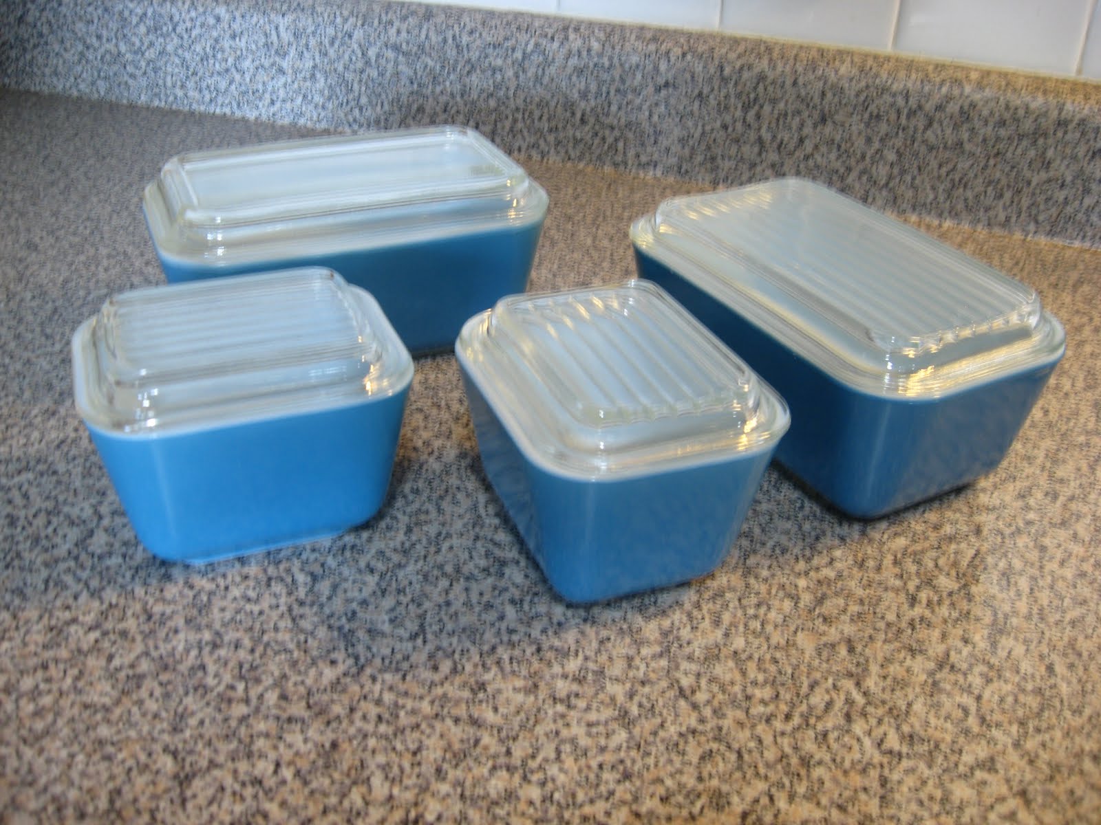 Down On The Farm: Vintage Pyrex Refrigerator Bowls
