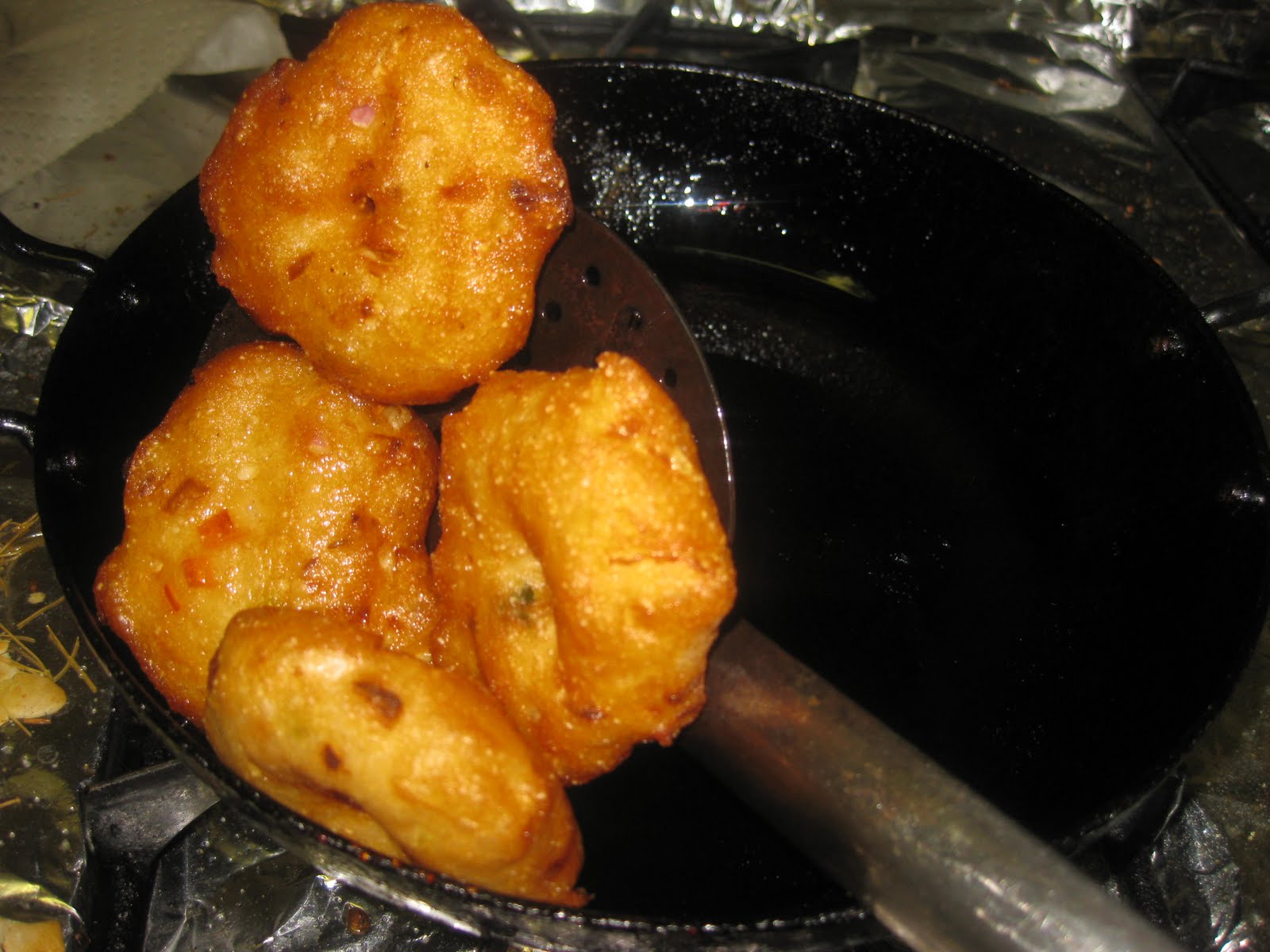 Divya's Recipes: Ulli Garelu / Medu Vada