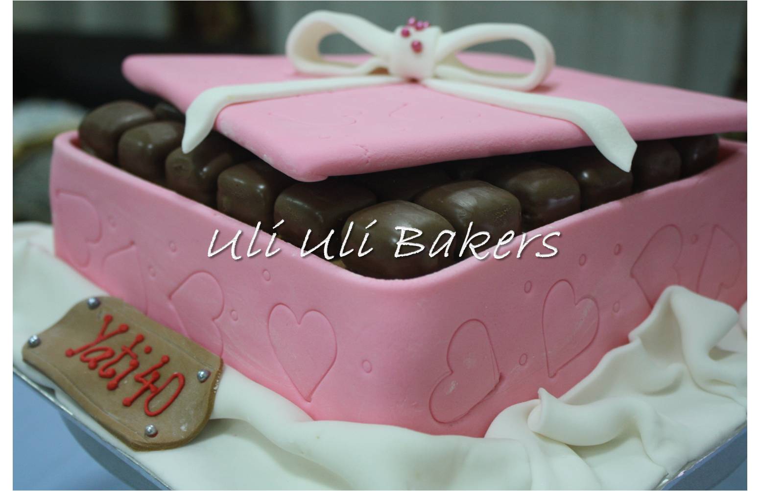 Uli Uli Bakers: chocolate box fondant cake
