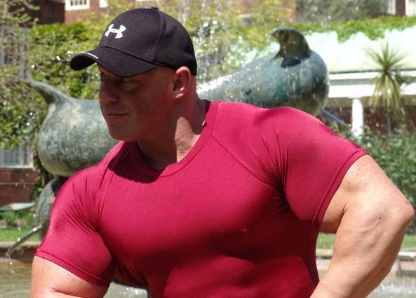 LA PERFECTION FAITE HOMME: BRAD HOLLIBAUGH 05/08