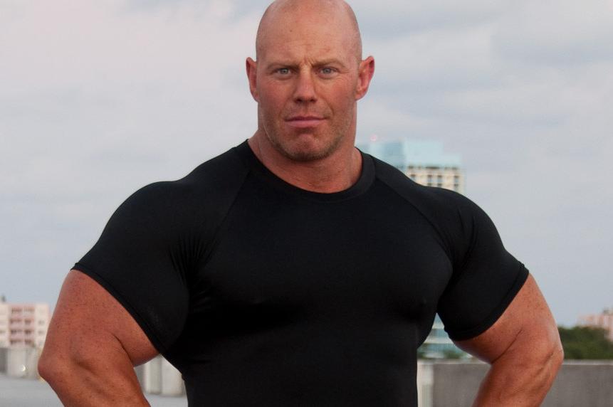 LA PERFECTION FAITE HOMME: BRAD HOLLIBAUGH 02/08