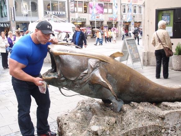 LA PERFECTION FAITE HOMME: BRAD HOLLIBAUGH 08/08