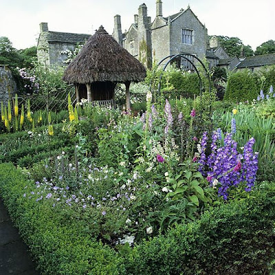 A Brit in Tennessee: Out In The Garden....Having Tea.