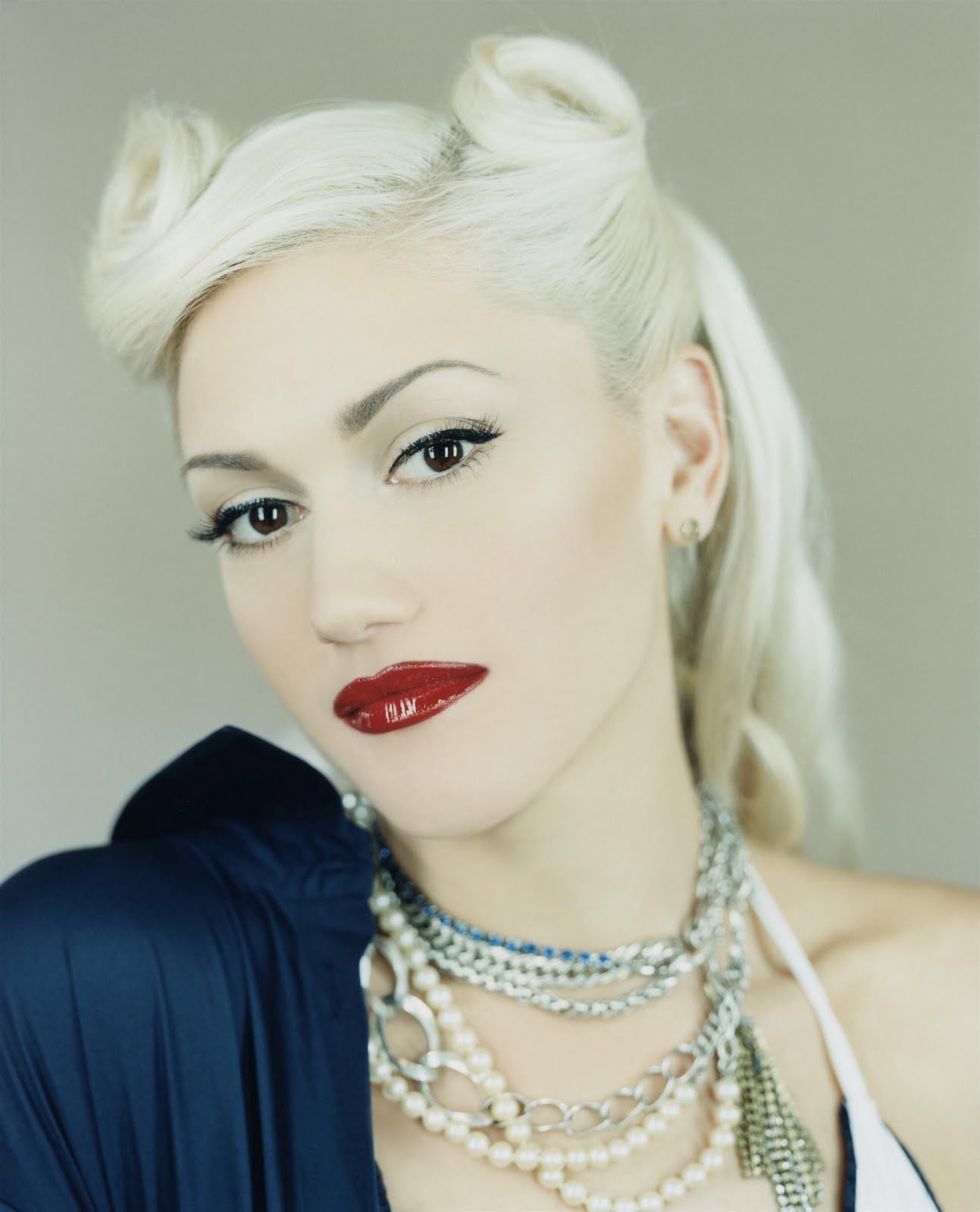 Fashion Store and Models: Sexy Singer Gwen Stefani