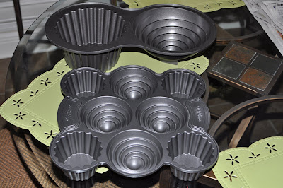 The Bake More: Wilton's Giant Cupcake Pan