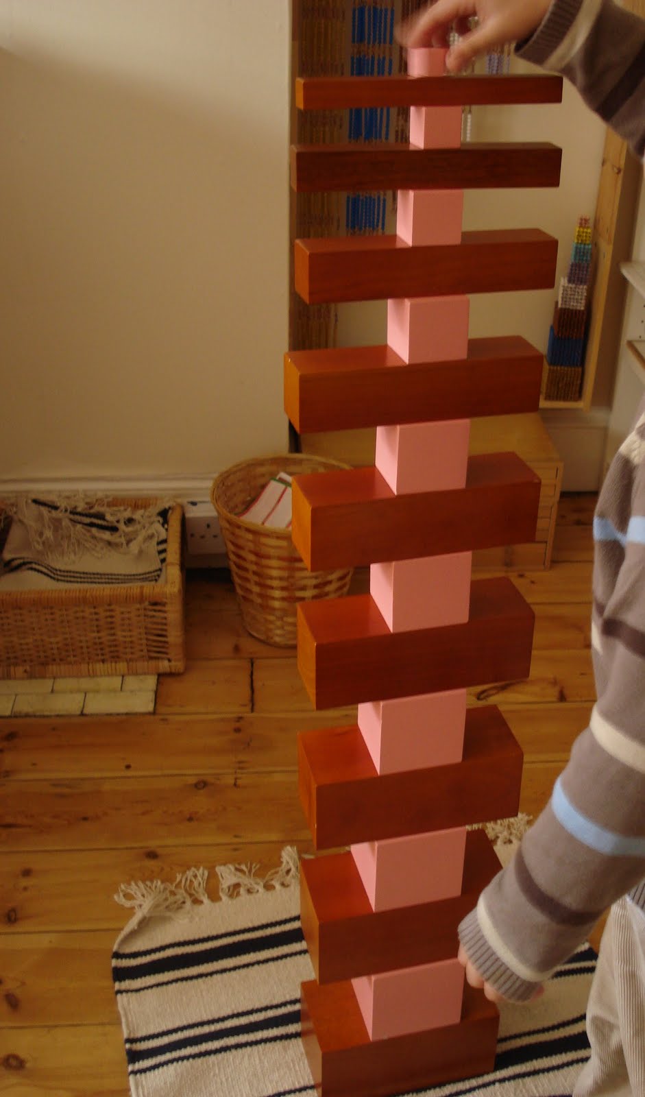 THE LEARNING ARK - Elementary Montessori : Pink tower and broad stair
