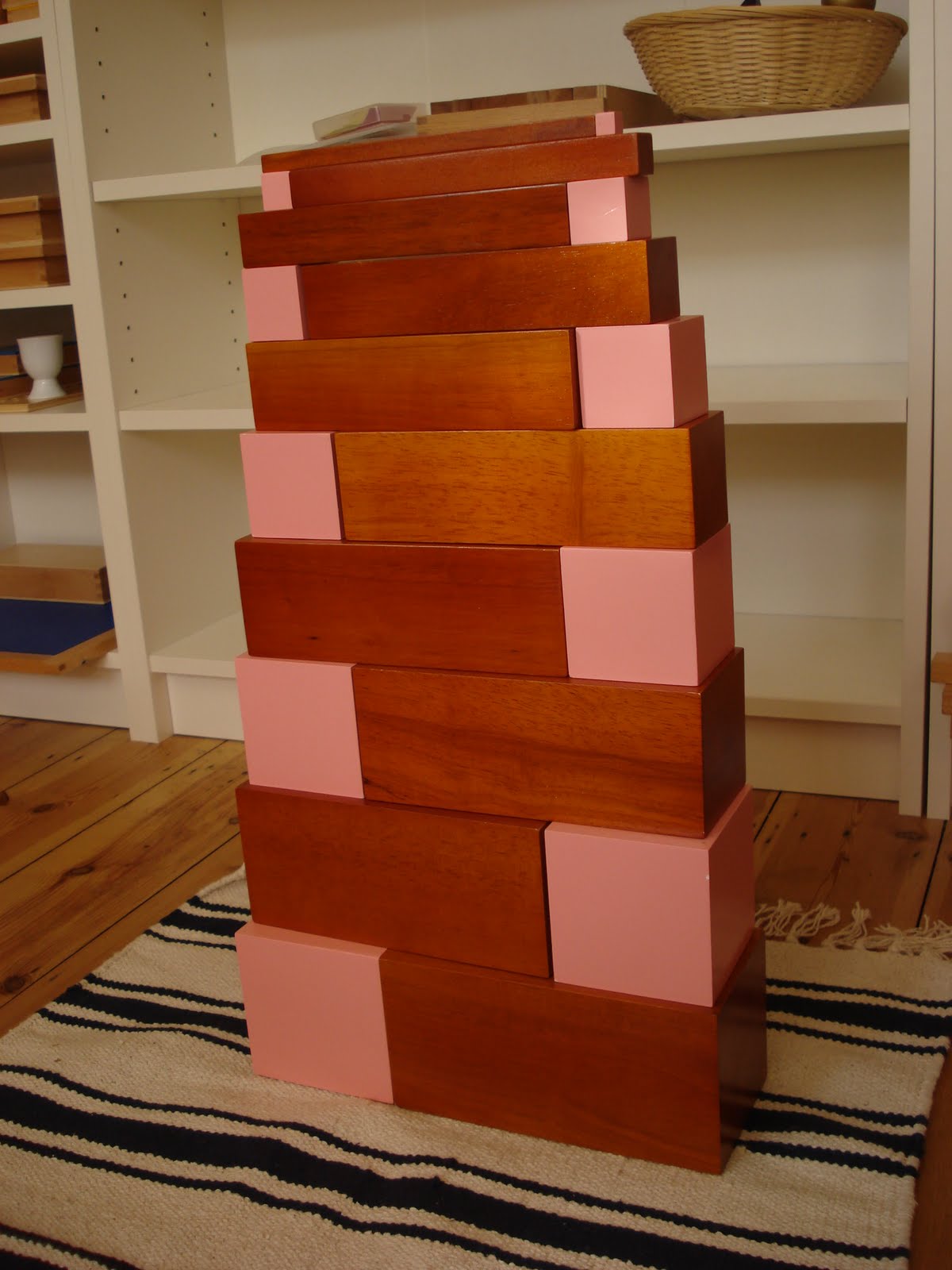 THE LEARNING ARK - Elementary Montessori : Pink tower and broad stair