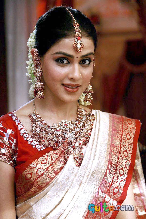 Genelia D'Souza Stunningly Beautiful Photos: Smiling Beauti Genelia ...