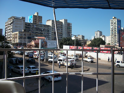 disculpe, su vida le espera...: a sight over and into maputo III