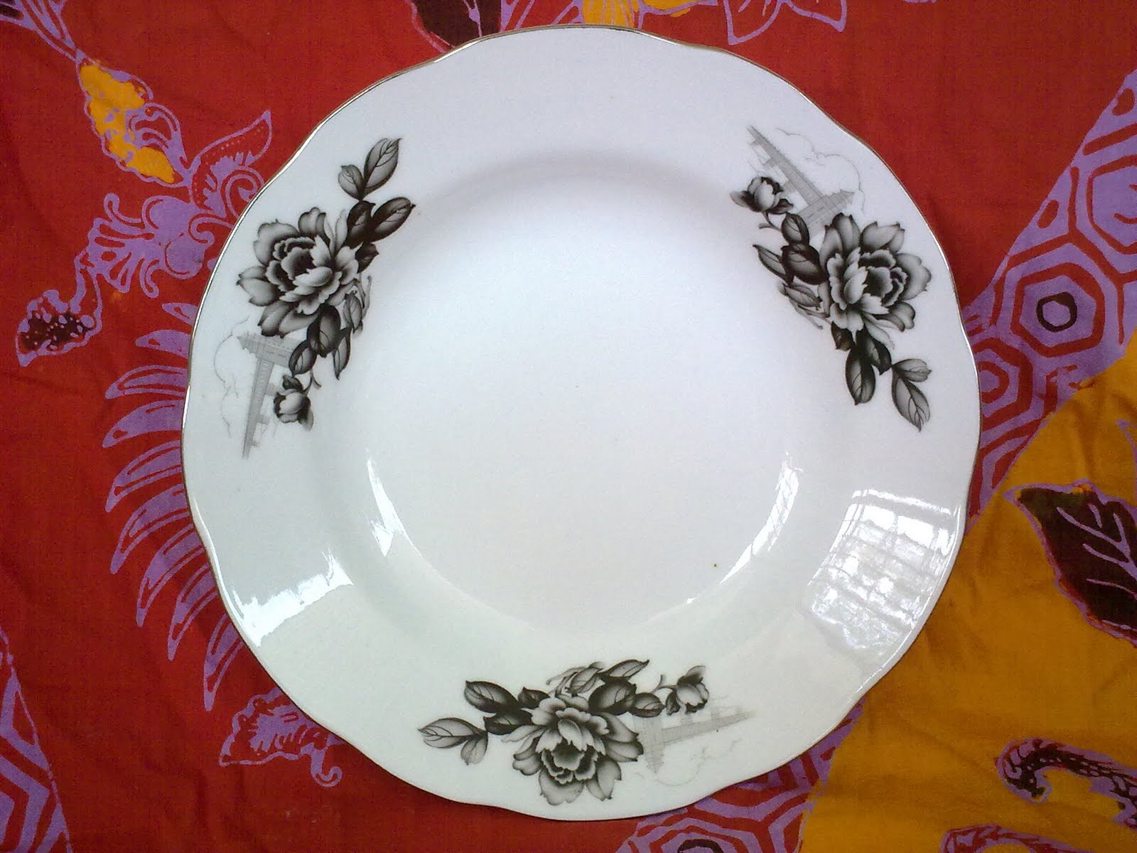 Harta Karun Angah: Pinggan 9inch Rose Jambatan