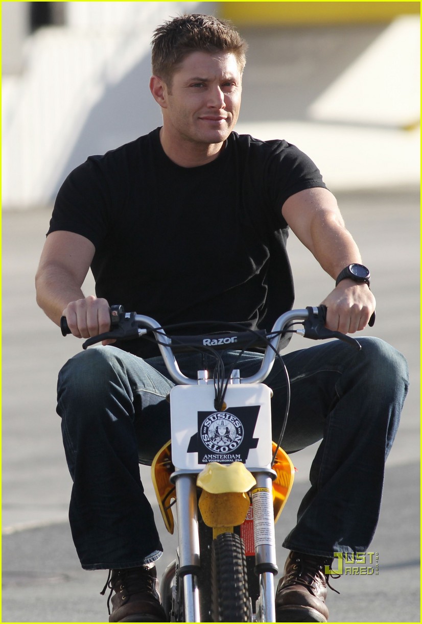 A Very Supernatural Fansite: Pictures: Jensen Ackles Is A Mini Rider!